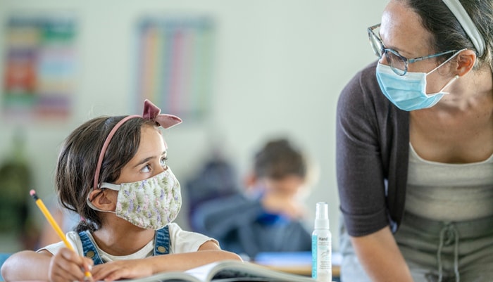 Les mesures contre la COVID-19 appliquées de façon variable dans les écoles